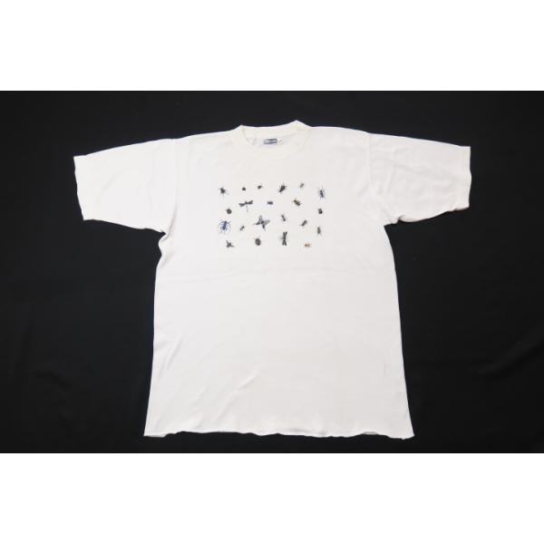 70%  OFF！  送料無料！コットン100％　ソフト天竺SIZE: L　　COL: ホワイト好き嫌いがはっきり出るTシャツです！21種類の昆虫類をプリント。袖先はロックミシン仕上げ。裾はカットオフにロックミシン仕上げで波打っているところ...