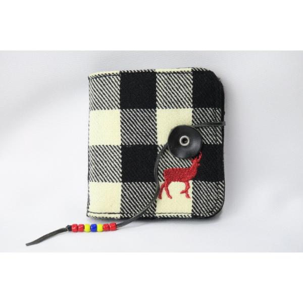 50%  OFF！  送料無料！ウール60％　レーヨン40％　生成り x 黒 ブロックチェックビーズ付きの革ヒモで開閉します。開くと札入れ x 2、サブポケット x 3、カードスロット x 2有り。赤のトナカイ刺しゅうがいいアクセントに。定...