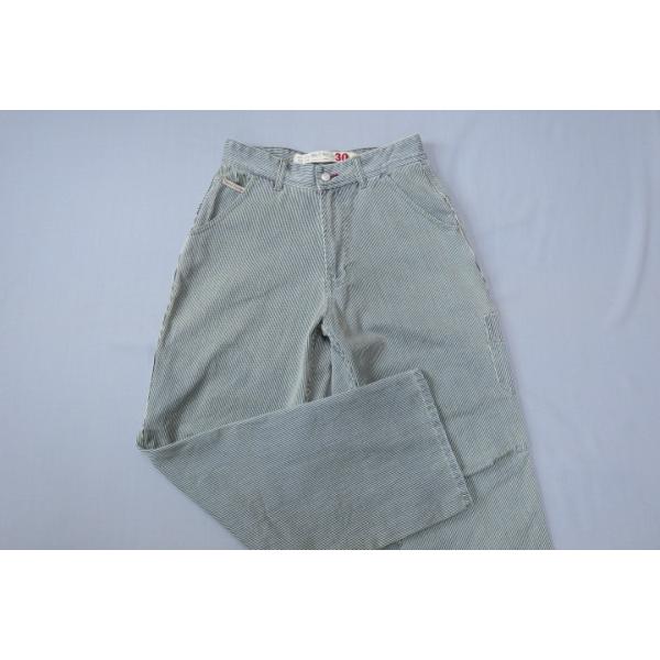 51%  OFF！  送料無料！ペインターのディティールをトリプル風にアレンジ！コットン100％　ヒッコリー。SIZE: 30　　COL: グレーヒッコリー。右サイドに持ち出し付きのポケット。膝は立体縫製で、後ろは切り替え仕様。チェンジポケ...
