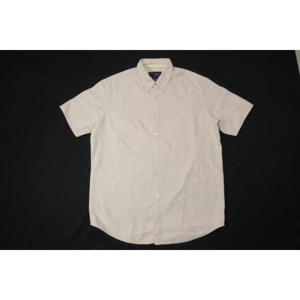 60%  OFF！  送料無料！TRIPLE FIVE SOUL のボタンダウンシャツですコットン100％　オックスフォード　COL: ベージュ左胸にイエローで小さく 5 刺しゅう。襟裏・袖先裏・裾裏に補強布縫い付け。両脇裾にイエローボタン...
