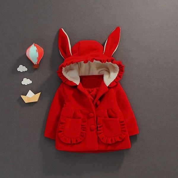 赤ずきんちゃん風の真っ赤なコートにうさ耳が付きました♪ボタンやポケットなどの細かいところまで、とっても可愛いデザインになっています♪分厚いベロア素材で保温性プラス柔らかく動きやすい生地で、冬も元気にお洒落を楽しめます♪(^ ^)＊サイズ ＊...