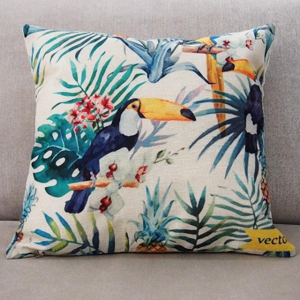 再入荷いたしました！お部屋がパッと明るくなる華やかでトロピカルな南国系植物とオウム柄のクッションカバーです。肌触りが良く、見た目にもとても高級感があります。素材は100％リネンで、汚れたら洗濯機で洗っていただけます。（※乾燥機のご使用はお控...