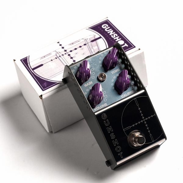 異なるゲインステージを織り交ぜることでギタリストが求める非常に有機的でアンプライクな歪みを生み出すオーバードライブペダルです。