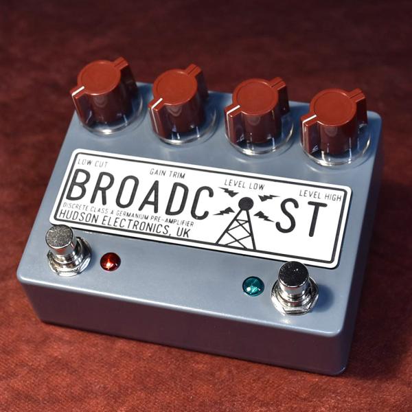 Broadcastの優れたサウンドに、足で切り替え可能なゲイン モードと個別のレベル・コントロールというさらなる柔軟性を追加！