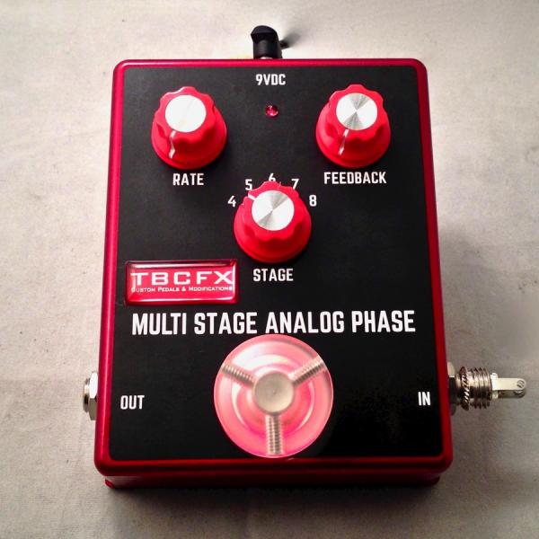 TBCFXならではのアナログフレイバーが薫るフェイザー。マルチステージが可能で、アナログ感のあるテイストのままスペーシーなサウンドまで対応。