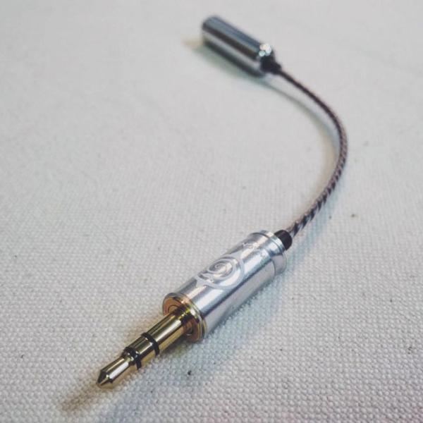 電気伝送的劣化をできる限り抑えながら、ニュートラルで解像度も損なわないように設計された2.5mm4極プラグから3.5mm3極プラグへの変換ケーブル。