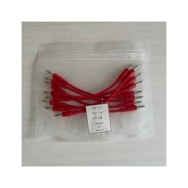 プラグに波形のキャラクターが刻印されたパッチケーブル