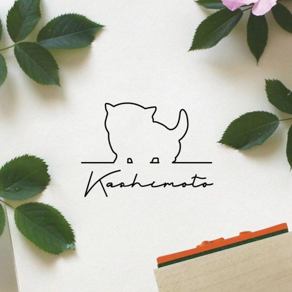 おしゃれでかわいい 筆記体のスタンプ ショップ用にも【商品の特徴】マンチカンの子猫イラスト入りオーダーメイドスタンプ。名前やサインを最大12文字まで組み合わせて、オリジナルスタンプを作成できます。バレットジャーナルにも最適。天然ゴム使用で押...