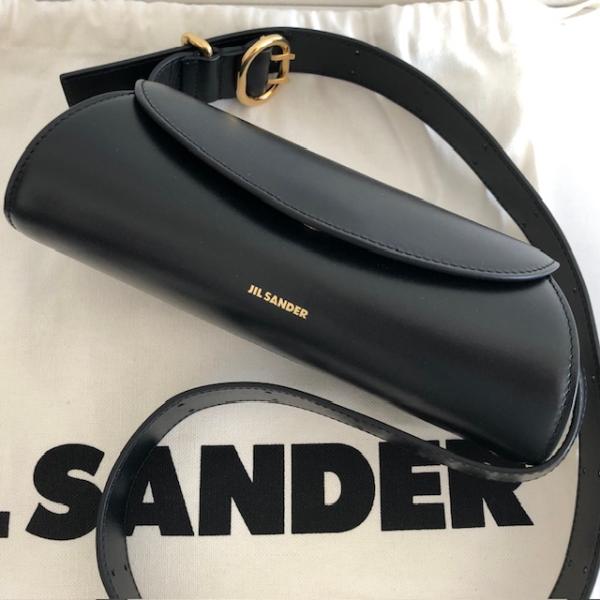 ■ブランド　：　Jil Sander ジルサンダー 　■商品名　　：　Cannolo ミニ レザー ショルダーバッグ ポシェット■素材　　　： レザー　■サイズ　　：　約　H8.5cm × W22.5cm × D9cm　■型番　　　：　J0...
