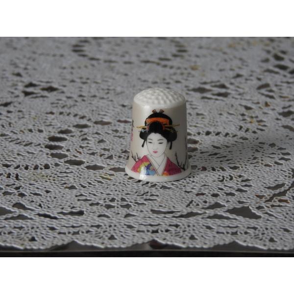 日本のお土産小物　美人絵画人気のあるギフト商品にピッタリです。陶磁器制の指貫に芸者と折り鶴絵柄です商品コード：bea-ybo材質：磁器サイズ：2.3cm x 2.9cmH梱包：１ピース　ギフトボックス日本製Porcelainware, Th...