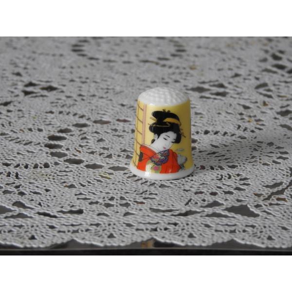 人気のあるギフト商品小物です、お土産にもピッタリです。陶磁器の指貫に美人絵芸者と障子絵柄です商品コード：bea-ybs材質：磁器サイズ：2.3cm x 2.9cmH梱包：１ピース　ギフトボックス日本製Porcelainware, Thimb...