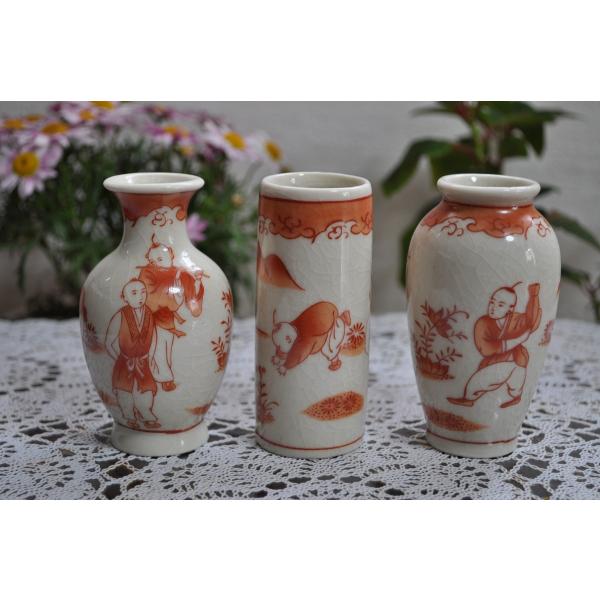 ステキな貫入花瓶に、唐子 "KARAKO” の３絵柄、３型取り合わせです。商品コード：flv-29d材質：磁器サイズ：1) 円柱型   9.3cm H x  3.9cmD2)　壺型　 9.3cmH  x  5cm D3)徳利型　 9,3cm...