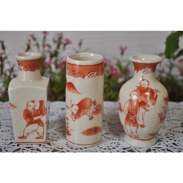 カワイイ貫入花瓶に、唐子 "KARAKO” の３絵柄取り合わせです商品コード：flv-29b材質：磁器サイズ：1) 円柱型   9.3cm H x  3.9cmD2)四角型　 9.3cmH  x  3.9cm L x3.9cmW3)徳利型　...
