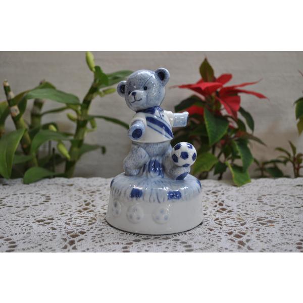 サッカーをするカワイイテディベアーお部屋のアクセサリーにいかがでしょうか商品コード：fug-16材質：磁器サイズ：8.8cm D x 14cm H梱包：１個包装させて頂きます日本製この商品は底に貼ってあるフェルトのようなものが緑色系ではなく...