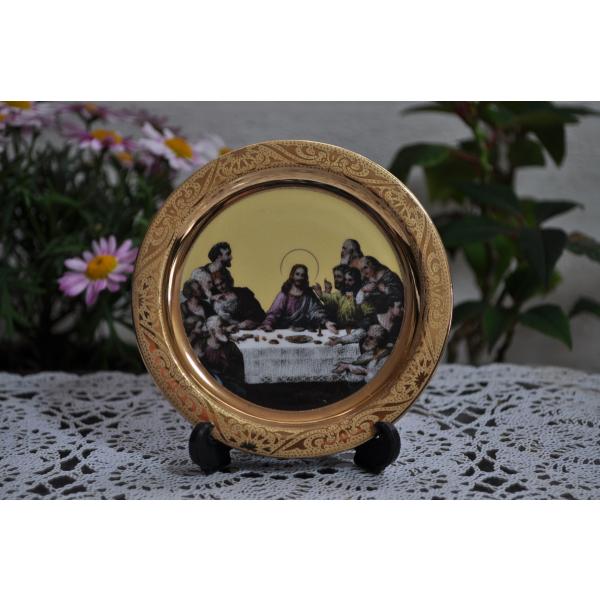 最後の晩餐の丸皿（小）レオナルド・ダ・ヴィンチ作の名画です.太い24金模様仕上げになっています。商品コード：jes-su-02材質：磁器サイズ：10.5cm D x 1.4cm H梱包：１個包装専用のプラスチック皿たて付きです飾り皿ですので...