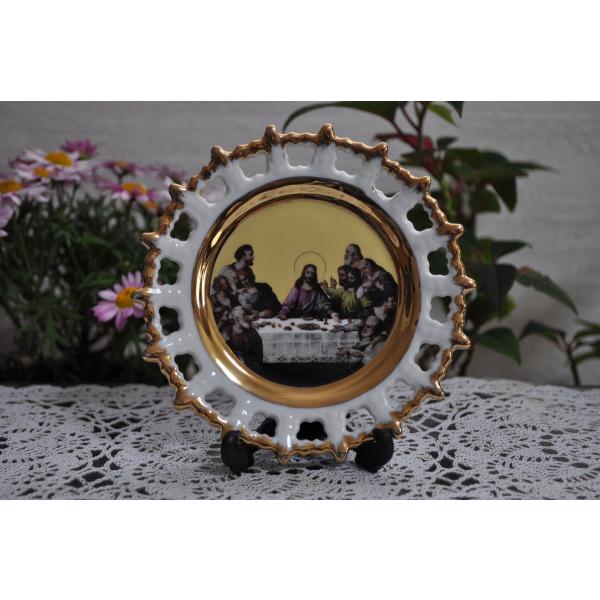 最後の晩餐の丸皿（中）レオナルド・ダ・ヴィンチ作の名画です.透かし皿に太い金線仕上げになっています。商品コード：jes-su-0３材質：磁器サイズ：13.5cm D x 1.8cm H梱包：１個包装専用のプラスチック皿たて付きです飾り皿です...