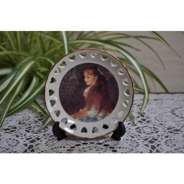 ルノワール作 .イレーヌ・カーン・ダンヴェール嬢の肖像名画です。飾り皿にもなりますサイズ 10cm×1,8cm商品コード：plt-mi-01材質：磁器包装　：１個包装Porcelain ware,openwork dish. with Ir...