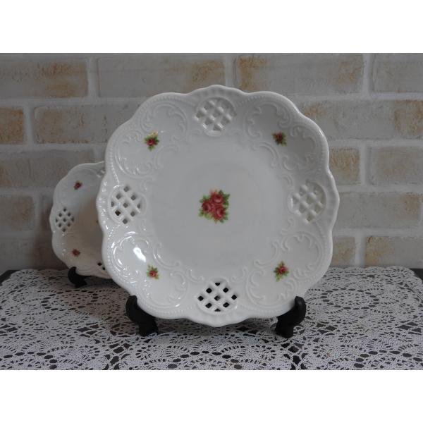 人気のカワイイ白磁器の透フローラル形プレイトに 人気のあるピンク色のイングリッシュローズ絵が付いています小物入れ　食器　キャンディー　チョコレート　などを入れてお使いください。商品コード：su-floral-Lサイズ：19.8cm L x ...