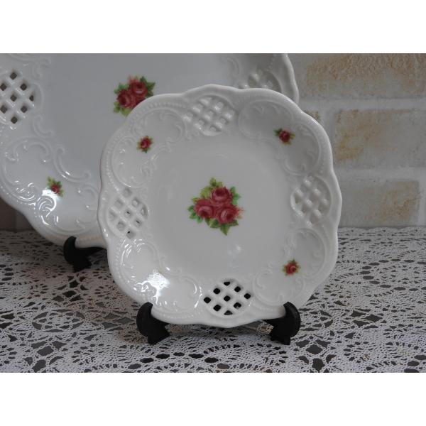 人気のカワイイ白磁器の透フローラル形プレイトに 人気のあるピンク色のイングリッシュローズ絵が付いています小物入れ　食器　キャンディー　チョコレート　などを入れてお使いください。商品コード：su-floral-sサイズ：12.2cm L x ...