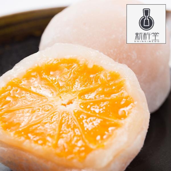 国産みかん1個まるごと、ふわふわなお餅に包み込みました。上質なみかんをまるごとお楽しみ頂ける逸品です。みかんをほんの少しの白手亡豆の白餡で包み込み酸味がまろやかに。■配送不可地域：離島は配送不可■JANコード：4562357618025■温...