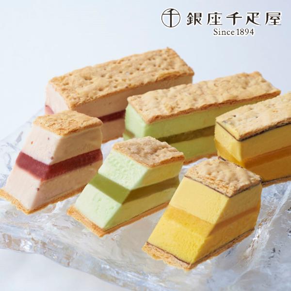 チョコレートを敷いたパイ生地で、濃厚なアイスクリーム・フルーツソースをサンドした、見た目も美しい、銀座千疋屋オリジナルのミルフィーユアイスです。