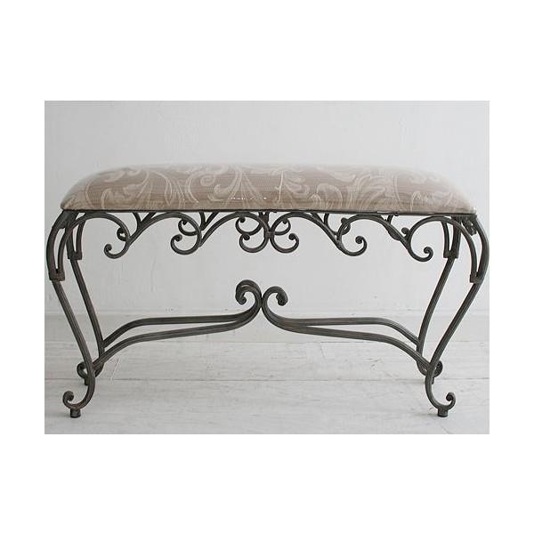 コンパクトサイズで圧迫感のないベンチ。玄関などにもいかがですか？品名：アイアンベンチ　ファブリック品番：0251-FM-336-Uサイズ：W860　D240　H510（mm）素材：ロートアイアン/ポリエステル詳細：納期：10日〜2週間程度で...