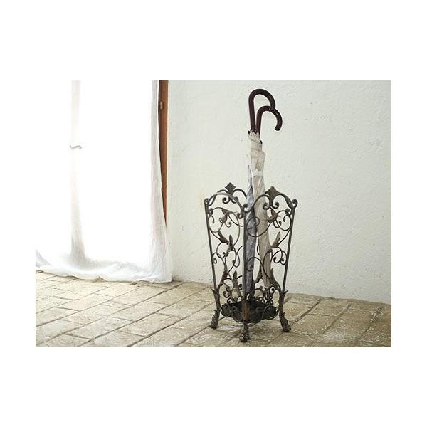 上品なデザインが特徴です。玄関先を華やかに演出してくれるアンブレラスタンドです。サイズ：W250　D250　H540 (mm)素材：ロートアイアン納期：輸入品のため、在庫が無い場合は1〜2ヶ月お待ちいただく場合が御座います。お急ぎの方は予め...