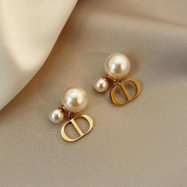 素材：シルバー925.合金サイズ：横1.2cm、縦1.2cm画像をご参照ください他の素材に比べて格段に金属アレルギーを起こしにくいと言われているのですが、アレルギーには個人差がありお肌に合わない場合はすぐにご使用をおやめください。