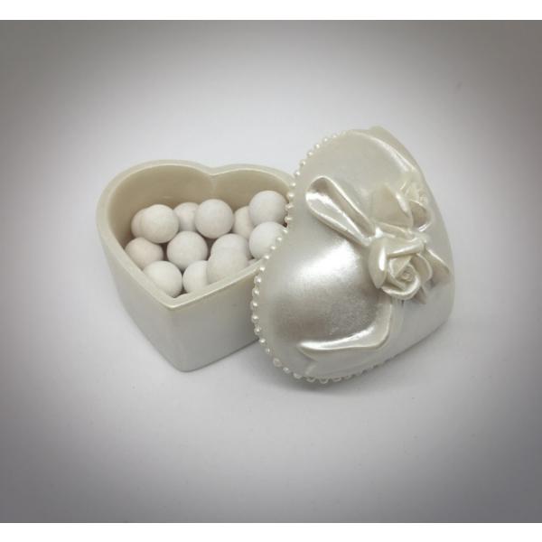 お手軽にアロマを楽しめるセラミックボールです。セラミックボールにお好きな精油を3〜5滴垂らしてご使用ください香りが弱くなったら、精油を追加してください。使いたいときだけフタを開け、香りを楽しむことができます。トイレ、玄関、枕元、オフィス机な...