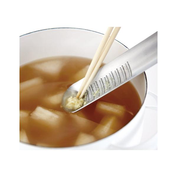 トレーのようなモダンデザインなので、そのままテーブルに出しても素敵です。ワサビやしょうがなどの薬味を卓上ですりおろし、新鮮なまま料理に添える。周囲にカーブをつけたトレー形状で、こぼれにくく、汁物などには薬味を溶かしながら入れられます。本体（...