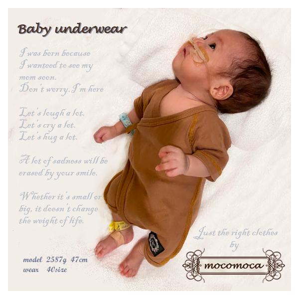 新生児の出生時平均体重3000ｇ未満で産まれた、小さい赤ちゃんの為のコンビ肌着です。ソフト仕上げの素材を使用しているためサラっと着られ、綿100％なので通気性も吸水性も良く着心地の良いコンビ肌着です。また、薄手なので季節を選びません。色・柄...