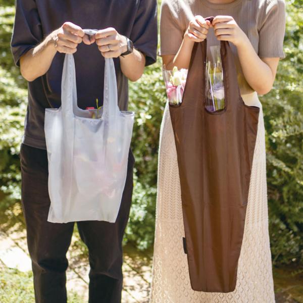 フラワーエコバッグ/マイチョイスブーケバッグは2Way仕様！そのまま使うと切り花などにぴったりなサイズ感、折りたたんでボタンで留めると仏花やミニブーケに適したミニサイズになります。ありそうでなかった花のエコバッグが登場です！ブーケや仏花がす...