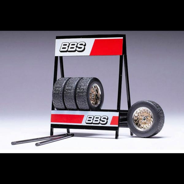 “BBS　13インチ”メーカー：ixo-models(イクソ)品番：18SET027Wスケール：1/18（全長−cm）カラー：＊この商品は店頭でも販売しています。　購入のタイミングによっては在庫切れとなる場合もございます。　また、検品のため...