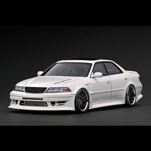 “100系マークIIのカスタム仕様”メーカー：ignition model(イグニッションモデル)品番：IG3576スケール：1/18（全長24cm）カラー：ホワイト＊この商品は店頭でも販売しています。　購入のタイミングによっては在庫切れと...