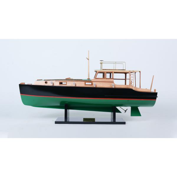 ヘミングウェーの釣船　精密度完成品（Hemingway Pilar Fishing Boat.）製作は実艇同様の工法を採用し非常に精度の高い作りになっています。 木製椅子やベッド、金属手摺や舵輪、木製台座付き。寸法： 73cmL x 20c...