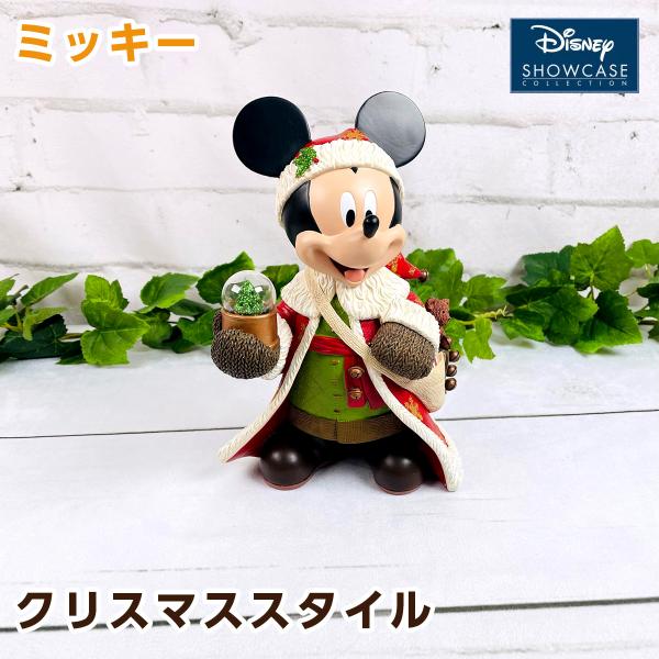 Disney Showcaseからクリスマス衣装を身にまとったミッキーが登場。プレゼントのスノードームやぬいぐるみを持っている様子が描かれています。手袋のニット部分やサンタの帽子など、布地部分がリアルに再現されています。化粧箱入りでプレゼン...