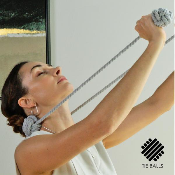 ブランド名：タイボールズ商品名：ネックリフトカラー：ナチュラルホワイト・アッシュグレ-サイズ：ボールの直径8cm　長さ115cm重量：284g素材：綿・PUレザー・エラストマー企画：日本製造：中国【使用について】【首への使い方】1：首にツイ...