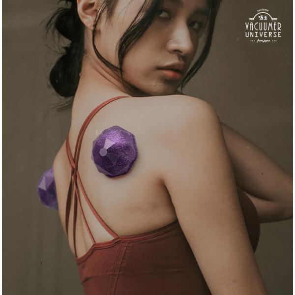 【商品の特徴】●商品の天面を押すだけで吸引する●中の空気を少しづつ抜けば、吸引力は調整可能●シリコン製で劣化に強い●マグネットボール内蔵で効果アップ●2個入っているから多くのポイントを同時に吸引可能１）カラー：8色の中からお選びください。※...