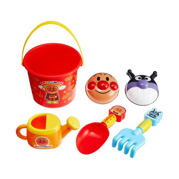 「商品情報」アンパンマンの可愛いお砂場セット。可愛いバケツにスコップ、クマデ、ジョーロ、砂型がついて盛りだくさんの内容。また、持ち運びに便利な収納袋もついています。「主な仕様」商品サイズ：42×29×18セット内容：収納袋×1　砂型×2　バ...