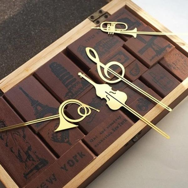 サイズ：パッケージ 2.5×10cm　　材質： メタル(金メッキ)　  重量：0.005キロ/1つ金色の、綺麗な楽器のしおりです。トランペットやバイオリンなど、音楽をされている方のプレゼントにも。繊細な作りでとても美しく、しおりとして挟んだ...