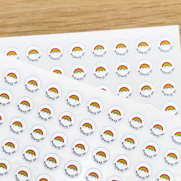 お好きなお写真やイラストを入れたシールを作成します。店舗のロゴが入ったシール、お弁当などの中身がわかるような種類別シールなど、多様に活用できます。水にも強いお名前シールと同じ素材のため、缶や瓶、不織布包装紙など、紙のシールでは、はがれやすい...