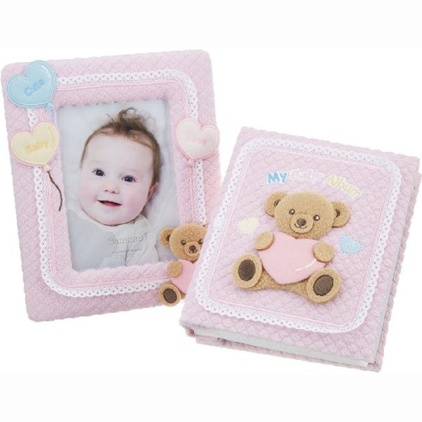Baby &amp; Kids Photo Album布張りで手触りの優しい写真立てと、おそろいのフォトアルバムの２点セットです。写真は１６０枚収納どんどん増える写真もたっぷり収納できます。ハンドサイズなので、手近に置いて気軽にパタパタ開け...