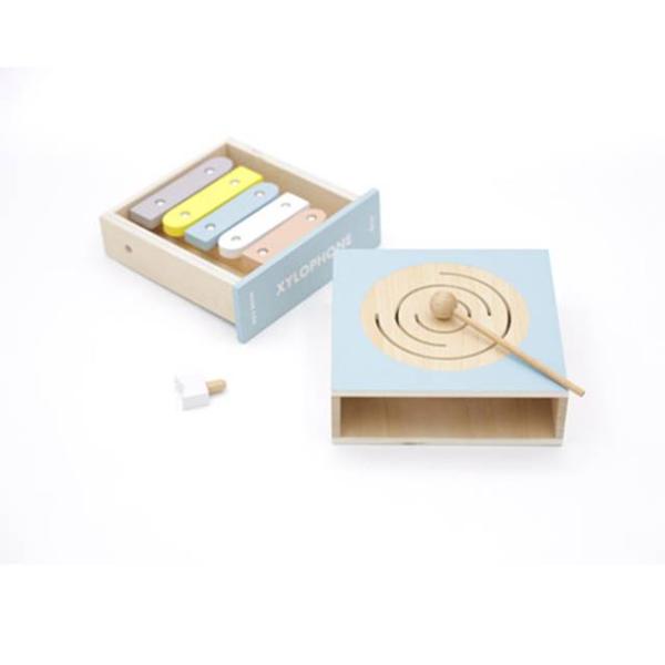 ちいさな本の形のBOXにおもちゃが入った” DOU BOOK “シリーズ 。「学びと遊ぶ」をBOXに それぞれつめこみました。本型の形は全て同じなので、好きな場所にすっきり収納できます。BOOK型の引き出しを開けると！？カラフルなシロフォン...