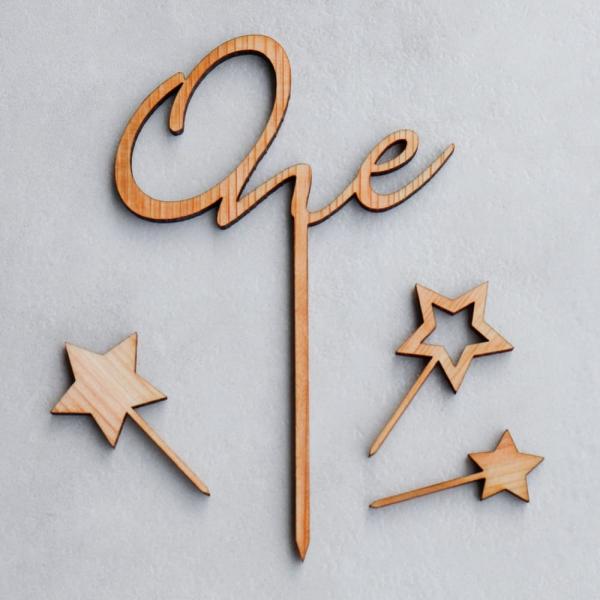紀州・熊野材の檜（ヒノキ）で作ったOne（1）〜Ten（10）にHalf Birthday（生後半年）を追加して、全12種類あるケーキトッパー。ケーキの上に飾っていただくデコレーションアイテムです。クレイケーキにもご使用いだけます。