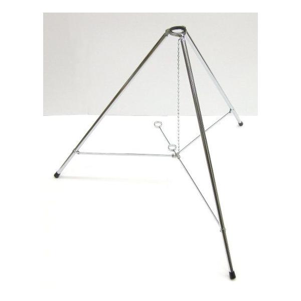 旗用のポールや竿を立てて掲揚する旗立台です。■三脚台の高さ : 約72cm■足の太さ : 16mm■足の長さ : 85cm■上穴の内径 : 38mm■下穴の内径 : 27mm■材質 : 鉄製クロームメッキ※翌日配達「あすつく」をご利用の場合...