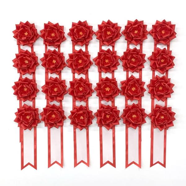 胸に付けるバラの花のリボンの徽章・胸章です。24個が1箱に入った箱売りセットなります。花とタレのセットとなります。■全体の大きさ : 縦16.5cmX横7cm■リボンの材質 : レーヨン（リボン生地の端には耳がある織り込みがしてあり、ほつれ...