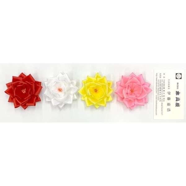 リボン記章（胸章）・特小リボンバラの花のみの販売です。タレは付いていません。■花の直径 : 7cm（とがった先端から先端まで）■色 : 赤色・白色・黄色・ピンク色の4種類■安全ピン付（クリップは付いていません。）■リボンの材質 : レーヨン...
