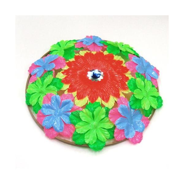 ビニールの花とプラスチックの枠でできた、お祭りの踊りなどで使う花笠です。花は、ワイヤーで取れないように枠に取り付けてあります。■花笠の直径 : 34cm■厚さ : 約6.5cm■材質 : ビニール・プラスチック