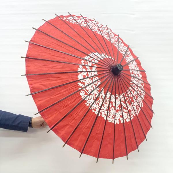 踊りや装飾用の藤の花の柄の傘です。■開いた傘の直径 : 81cm■柄の長さ : 79cm■色 : 赤色■材質 : 紙・竹■中国製※雨傘としては使用できませんのでご注意ください。※中国製の商品ですので、傘の柄が少し曲がっていたり、接着剤がはみ...
