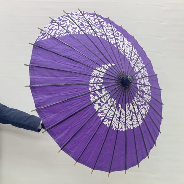 踊りや装飾用の藤の花の柄の傘です。■開いた傘の直径 : 81cm■柄の長さ : 79cm■色 : 紫色■材質 : 紙・竹■中国製※雨傘としては使用できませんのでご注意ください。※中国製の商品ですので、傘の柄が少し曲がっていたり、接着剤がはみ...